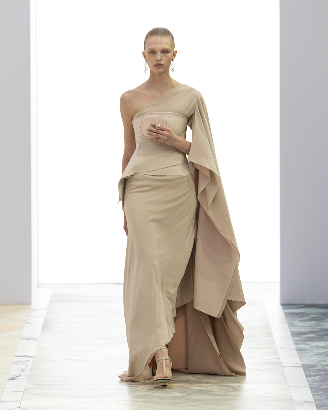 FENDI 2023秋冬高级定制时装秀场造型-FENDI芬迪官网