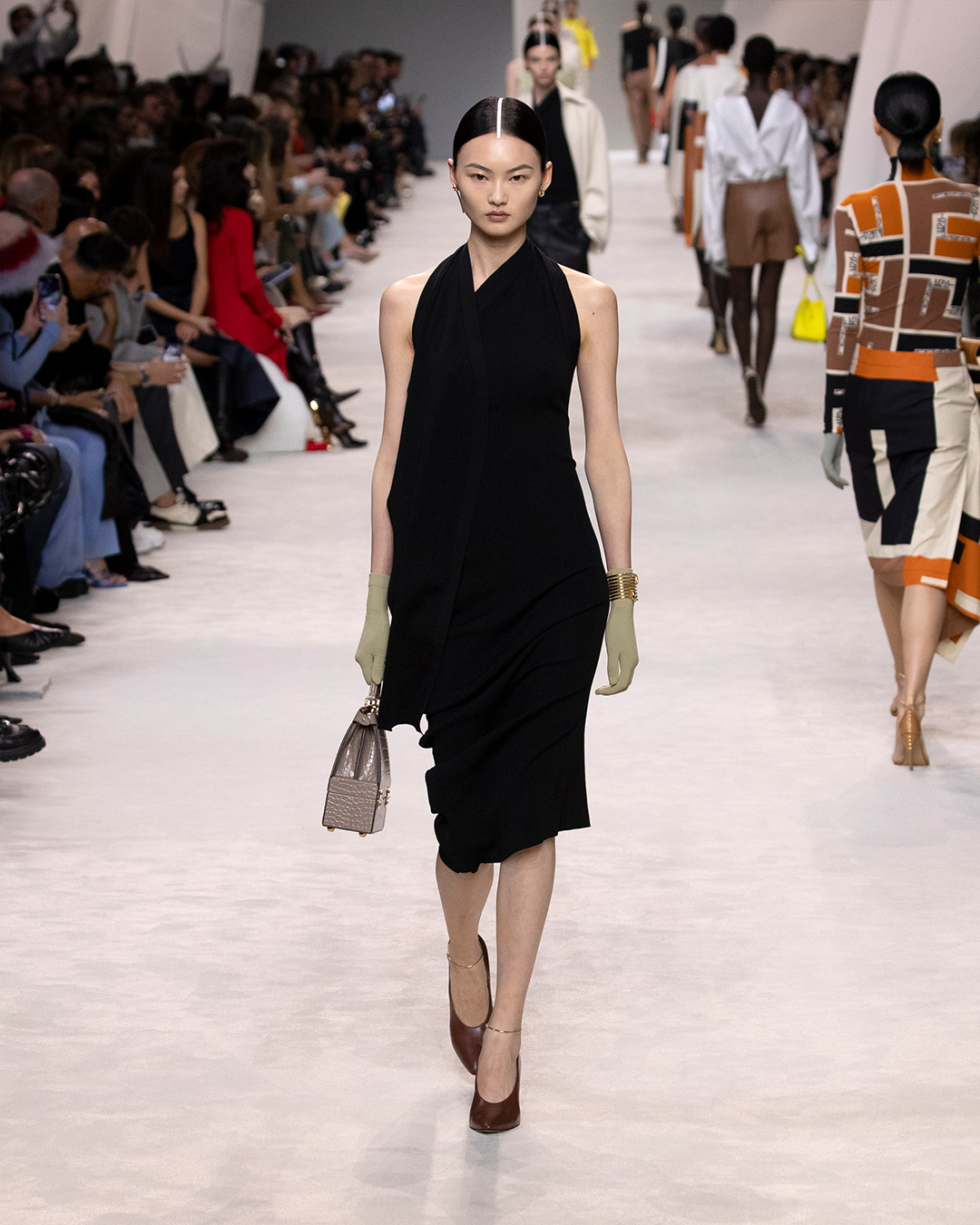 FENDI 2024春夏女装秀秀场造型-FENDI芬迪官网